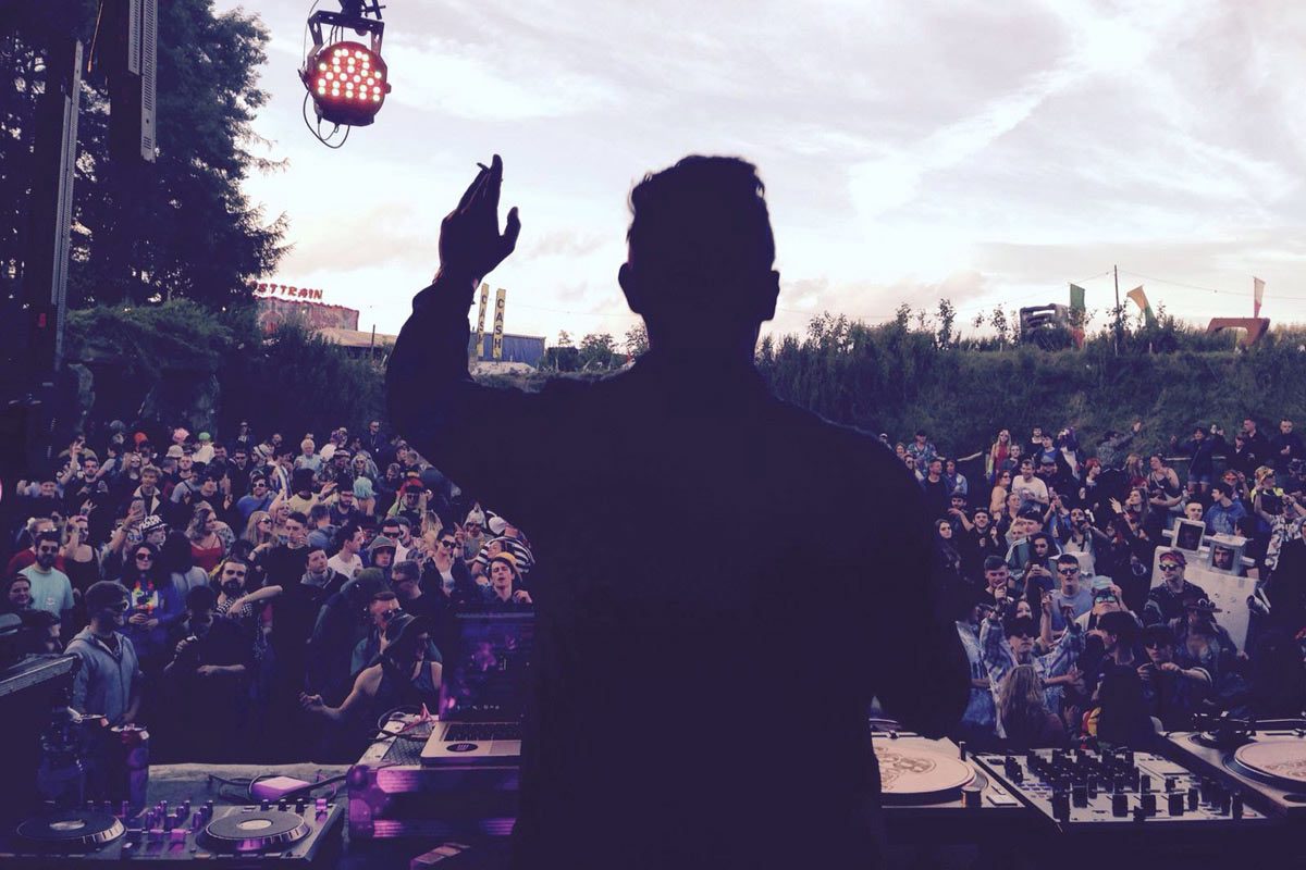 DJ Booking Guide 2024 – Tips, Costs and FAQs