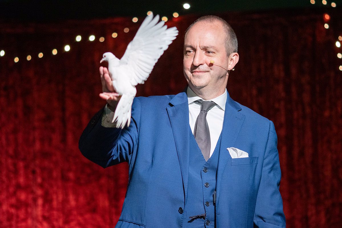 Magic Spark | Stage & Dove Magician