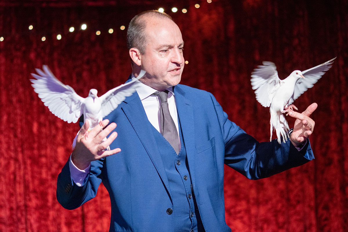 Magic Spark | Stage & Dove Magician