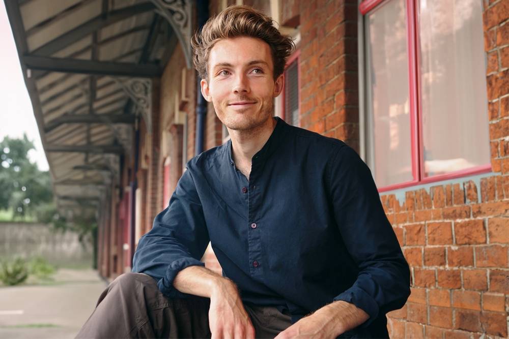 Jonathan - Singer / Pianist